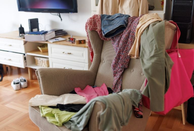 Este es el significado de tener ropa acumulada en una silla - Diario ...