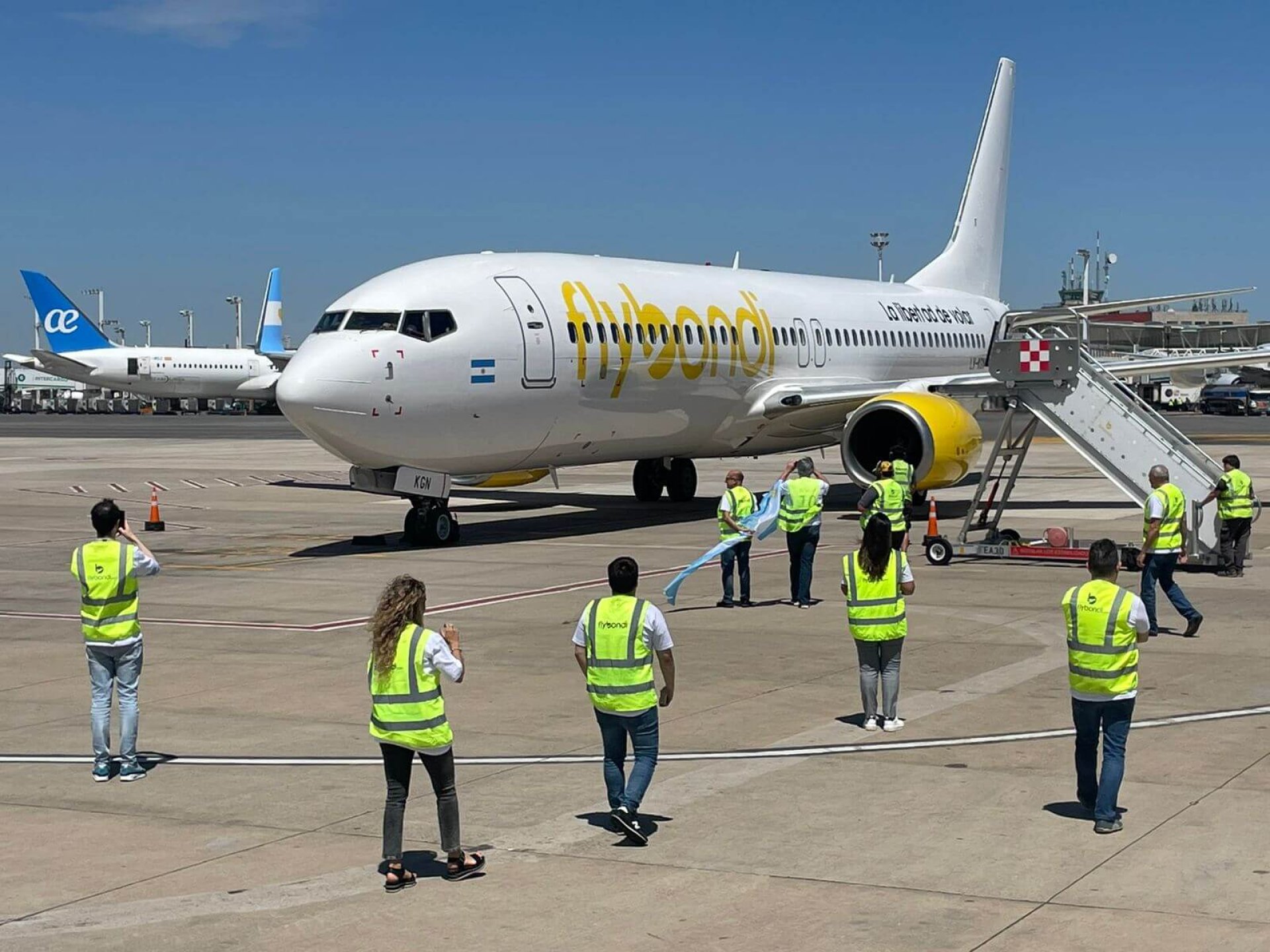Pánico en Ezeiza: un pasajero de Flybondy gritó "bomba" y se activó el ...