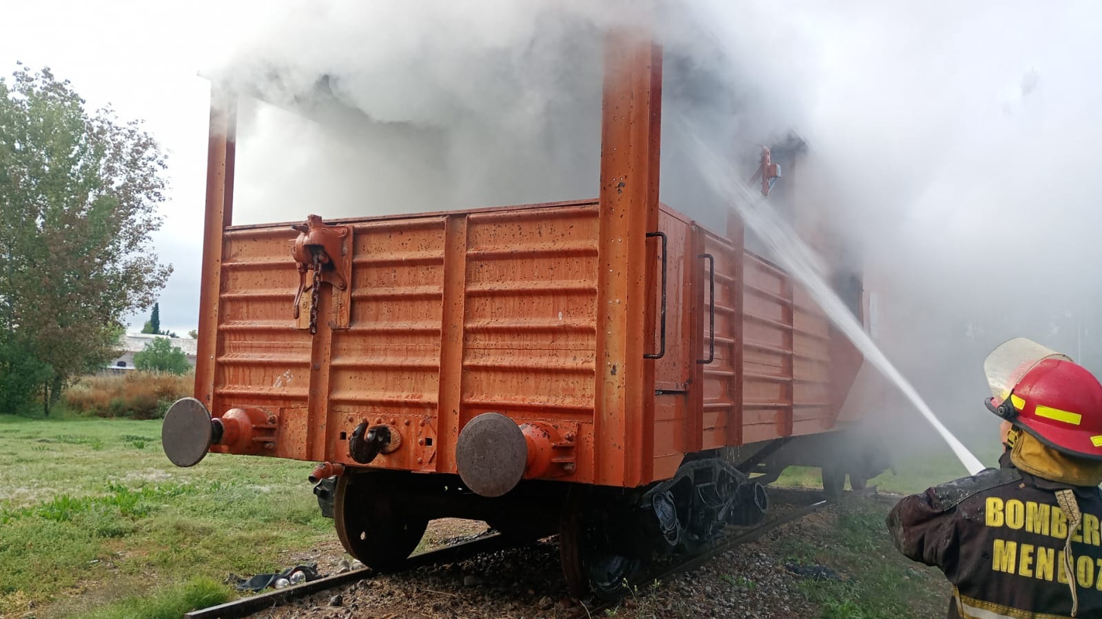 Incendio en un vagón de tren en Palmira: no hubo heridos - Diario Mendoza